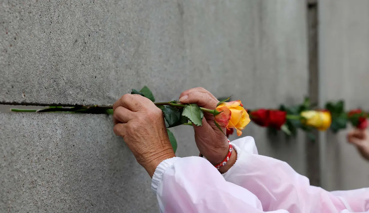 Deretan Mawar di Peringatan 34 Tahun Runtuhnya Tembok Berlin - Foto ...