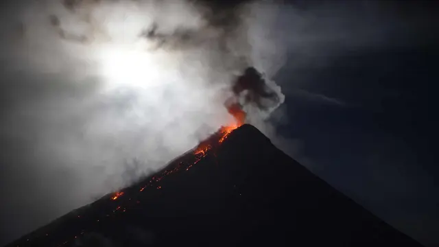 Megahnya Supermoon yang Mengintip dari Balik Erupsi Gunung Mayon ...