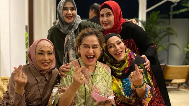 6 Potret Perayaan Ulang Tahun Camelia Malik ke-67, Dihadiri Artis ...