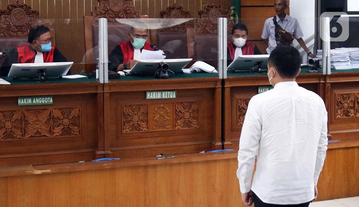 Wajah Datar Ricky Rizal Usai Divonis 13 Tahun Penjara - Foto Liputan6.com