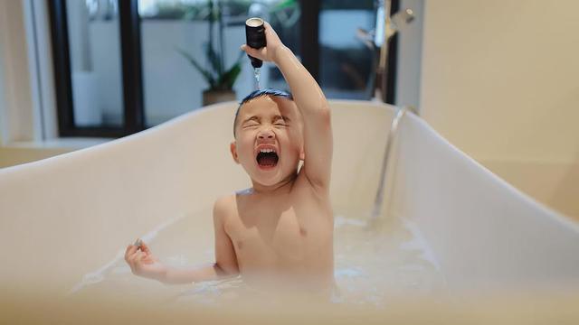 4 Potret Rayyanza Mandi di Bathtub saat Liburan, Netizen Takjub dengan ...