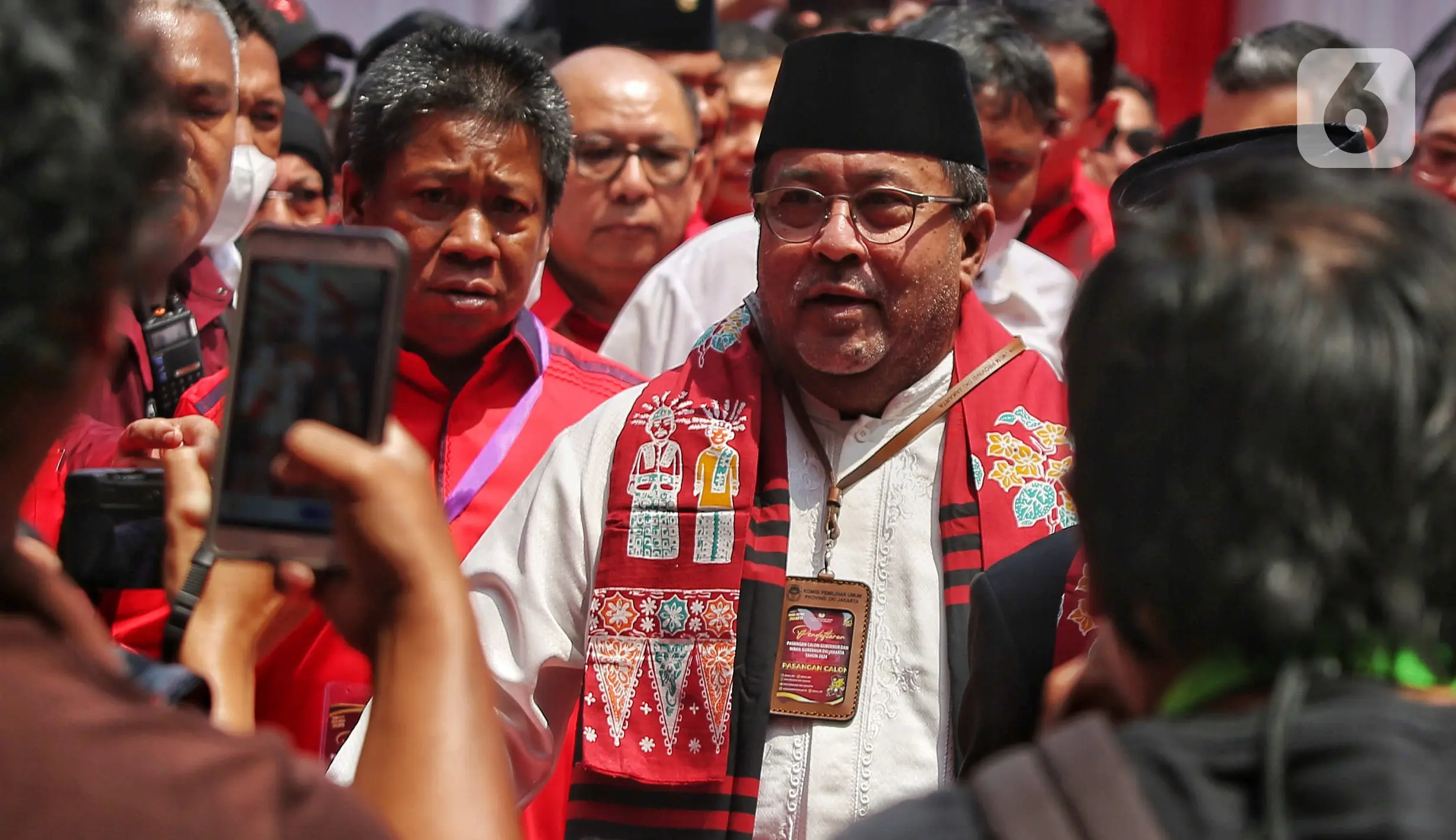 Kenakan Pakaian Khas Betawi, Pramono Anung dan Rano Karno Resmi Daftar Pilgub Jakarta - Foto ...