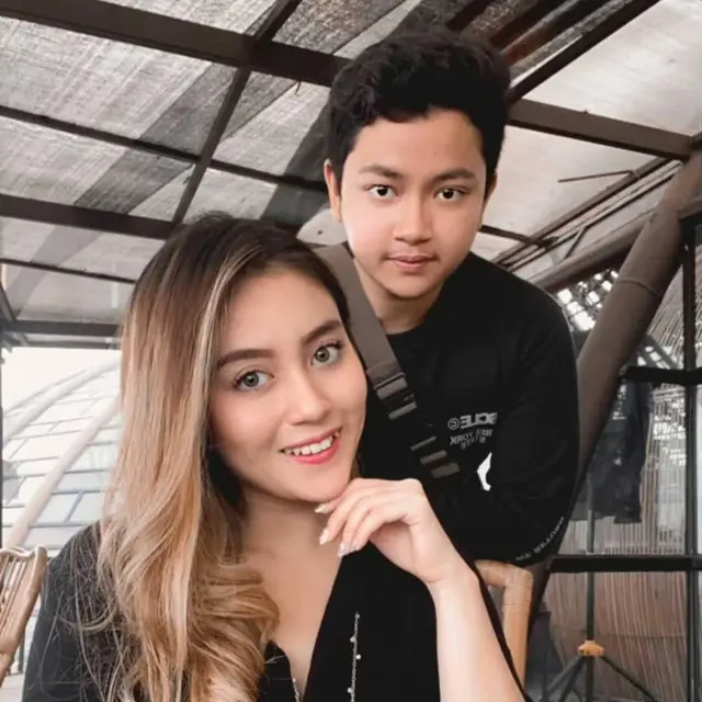 Sering Dikira Pacar, Ini 6 Potret Kebersamaan Nabilah Eks JKT48 dan Sang Adik - Hot Liputan6.com