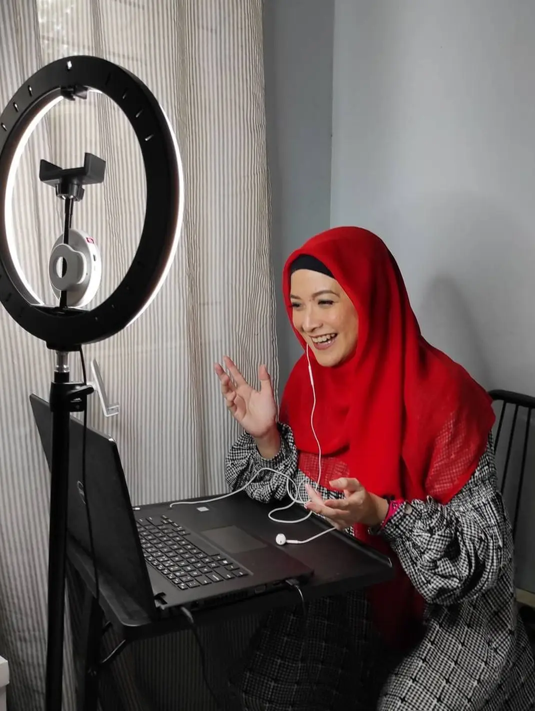 Putuskan Mundur dari Dunia Entertainment, Andhara Early Kini Jual ...