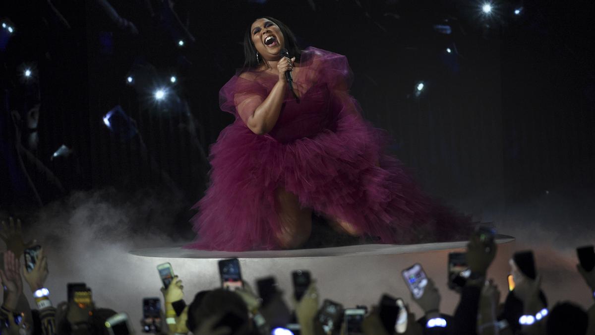 Lizzo Pakai Outfit Paling Berani Saat Nonton NBA