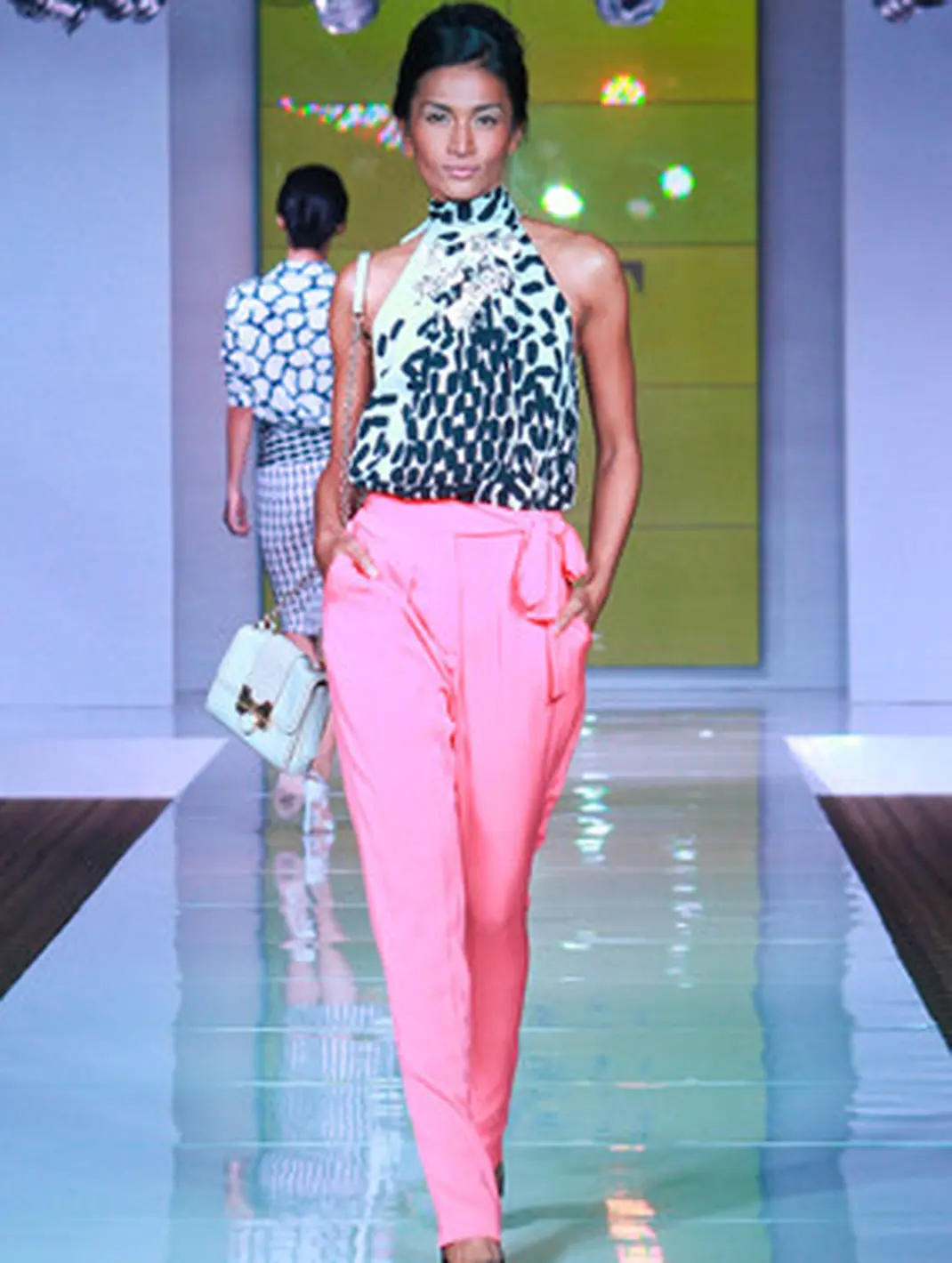 Baju Kantor Warna Neon, Yes Or No? - Photo Fimela.com