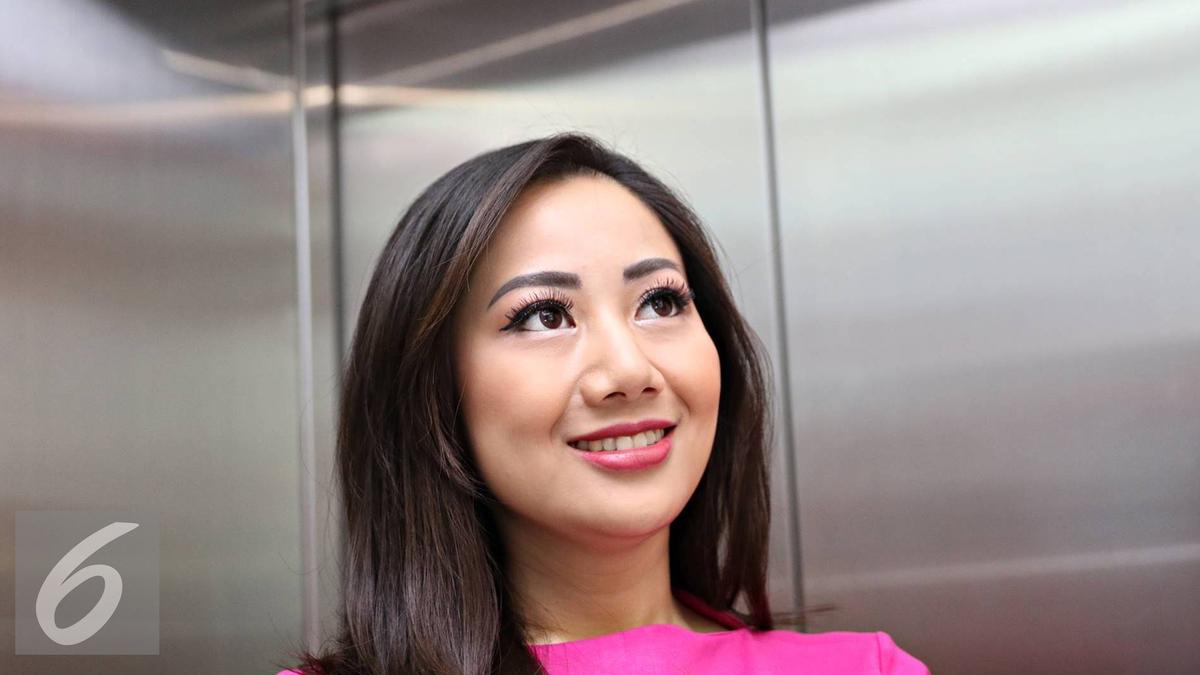 Lewat Papan Reklame, Gaya Unik Sang Kekasih Melamar Nadia Octavia ...