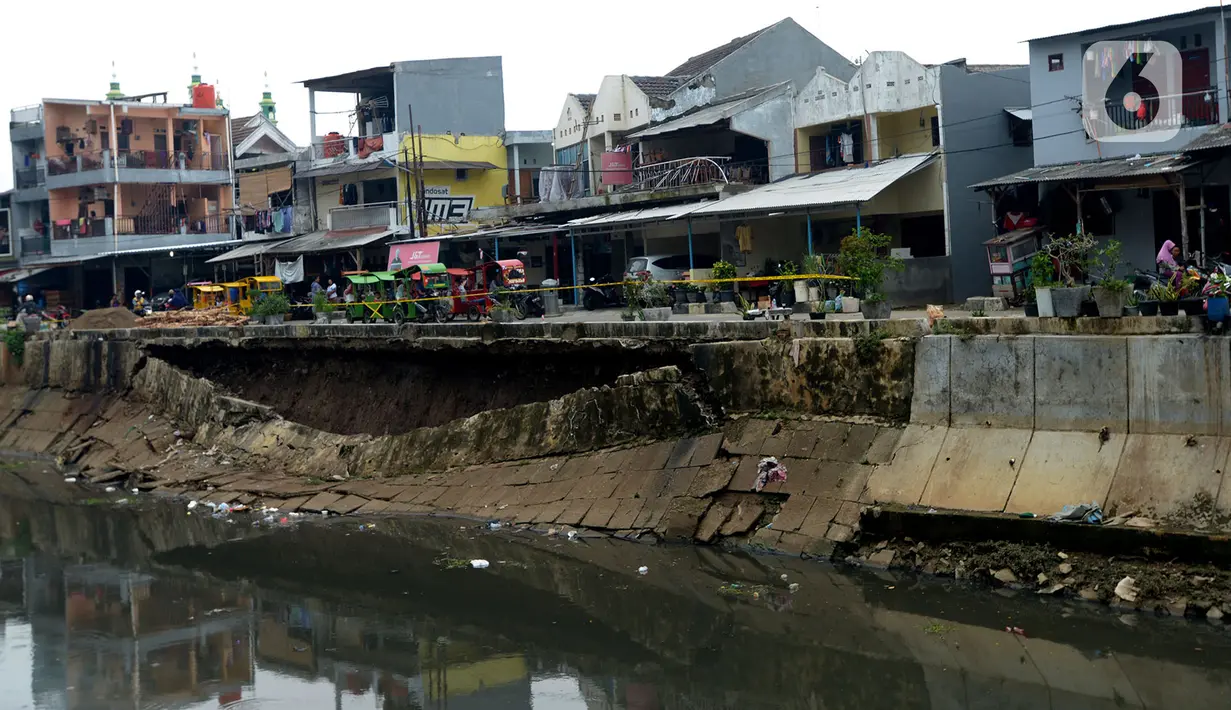 FOTO: Penampakan Turap Kali Sunter yang Ambles Sepanjang 37 Meter ...