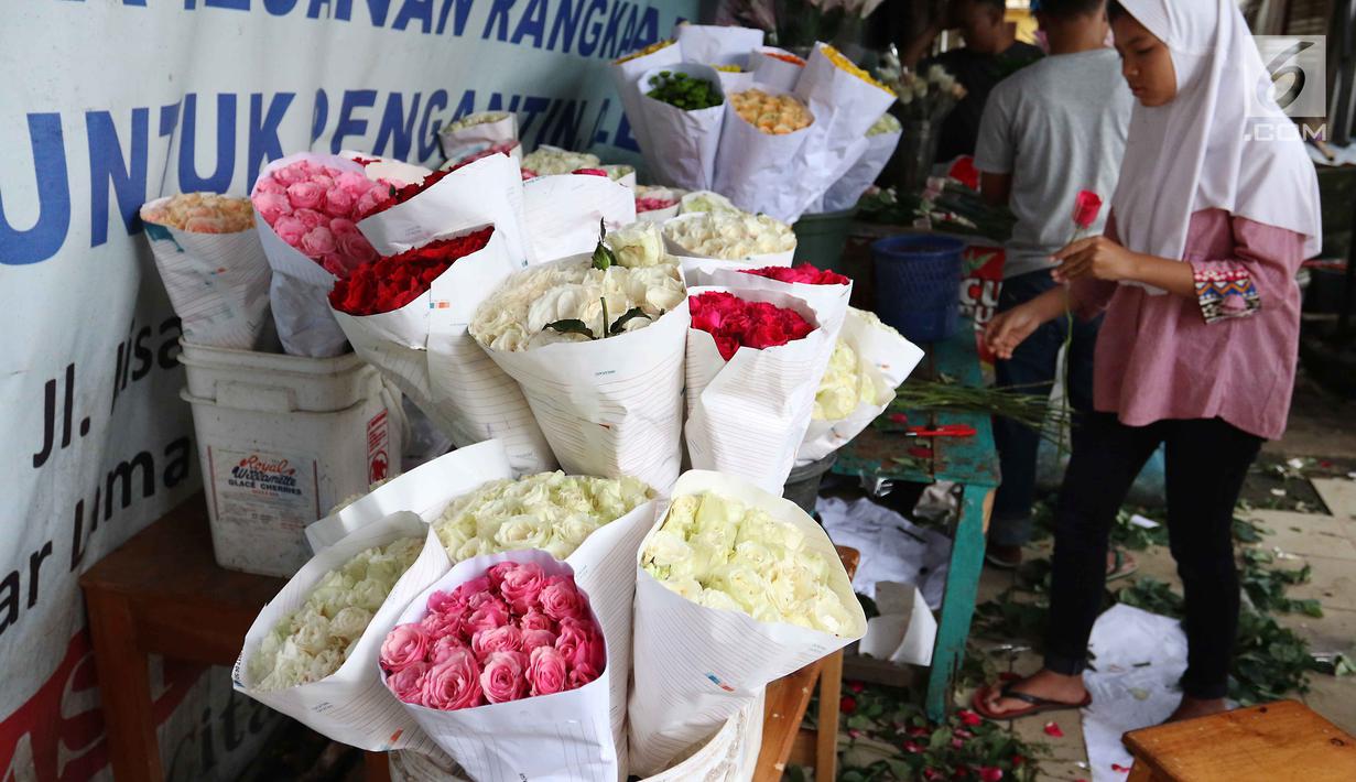 FOTO: Jelang Valentine, Pedagang Bunga Mawar Kebanjiran Pesanan - Foto ...