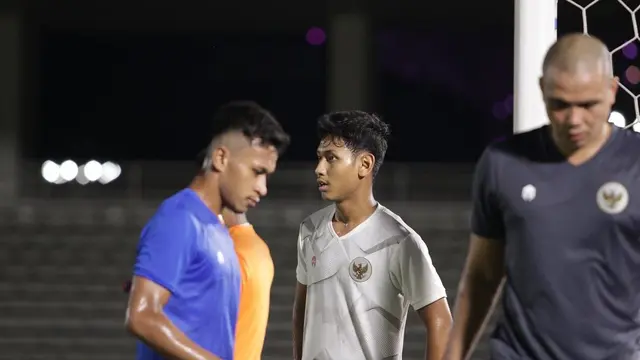 5 Potret Salman Alfarid, Bek Kiri Baru Persebaya Surabaya - Surabaya ...