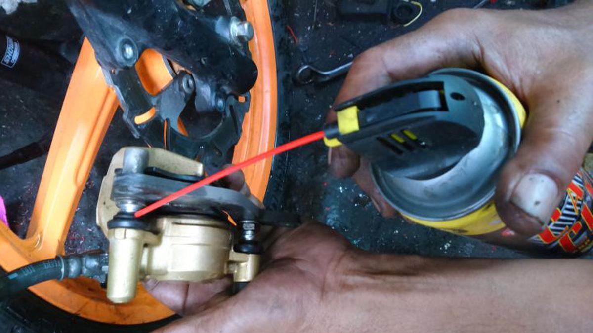 Cara Mudah Bersihkan Master Rem Cakram Motor