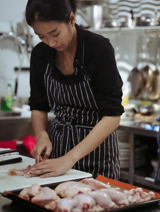 Pesona Chef Renatta Pakai Outfit Serba Hitam, Penuh Kharisma - Foto ...