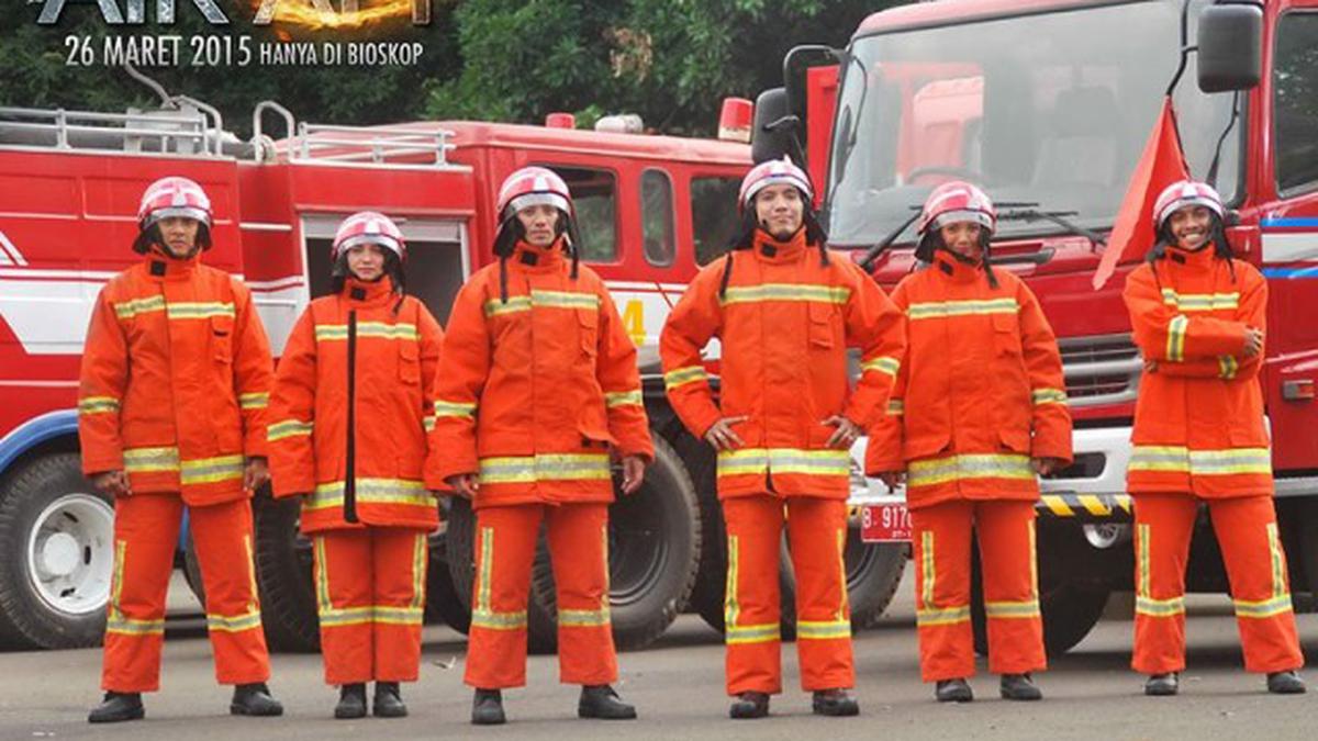 Foto-Foto Adegan dan Behind The Scene Film ‘Air & Api’ - Entertainment ...