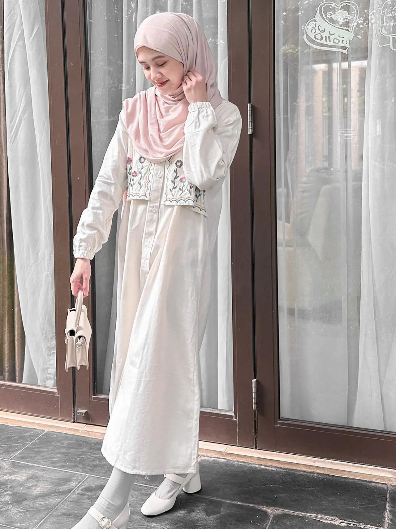 6 Gaya Hijab Selebgram Adinda Amira, Inspirasi Busana Pastel yang ...