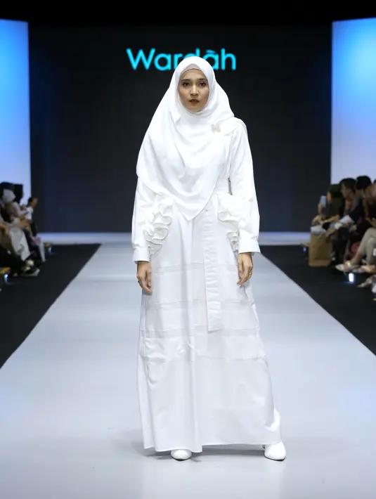 FOTO: Gaya Anggun Dini Aminarti Saat Jadi Model di Muslim Fashion ...