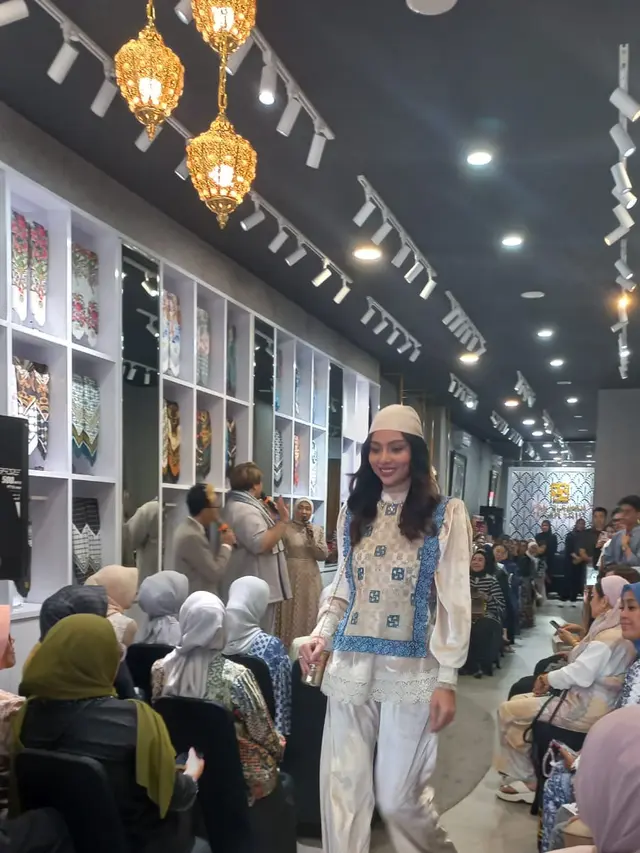 Ivan Gunawan Hadirkan Koleksi Raya 2025, Tampil Mewah Ala Kerajaan ...