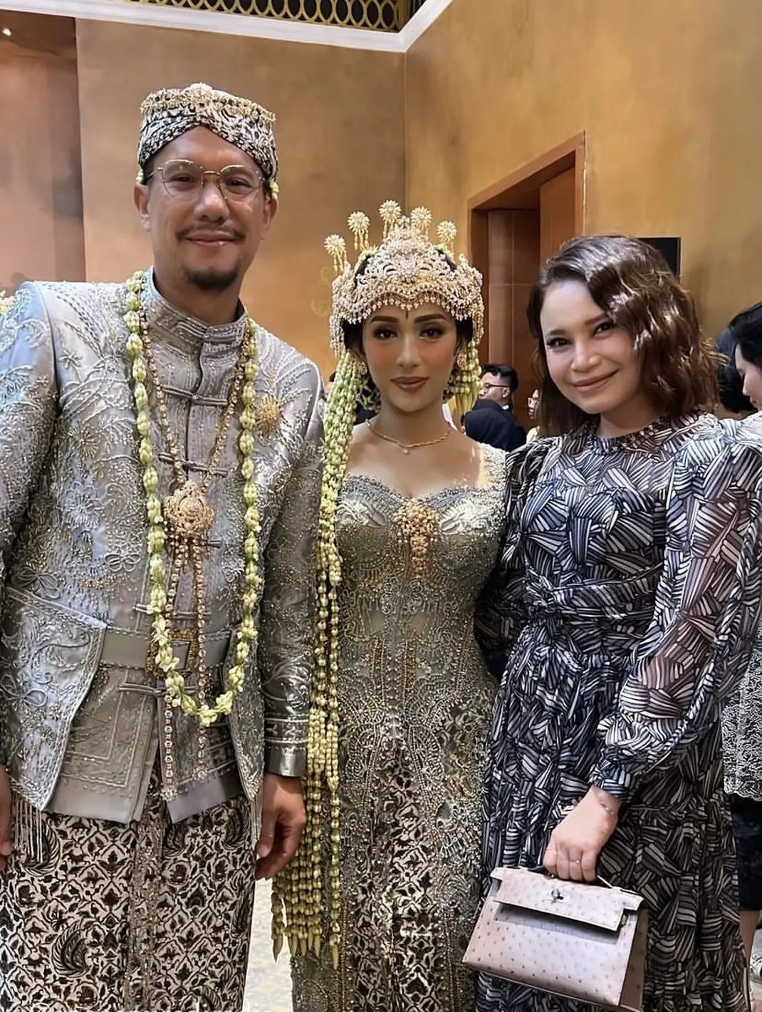 8 Potret Tamu Pernikahan Angga Puradiredja dan Dewi Andarini, dari ...