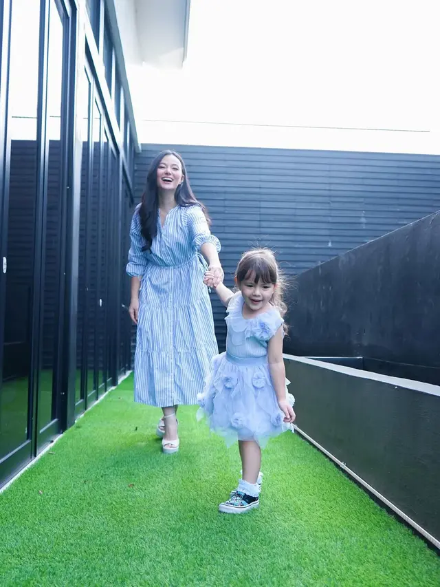 Gaya Cantik Asmirandah dan Putrinya, Kompak Pakai Baju Couple ...