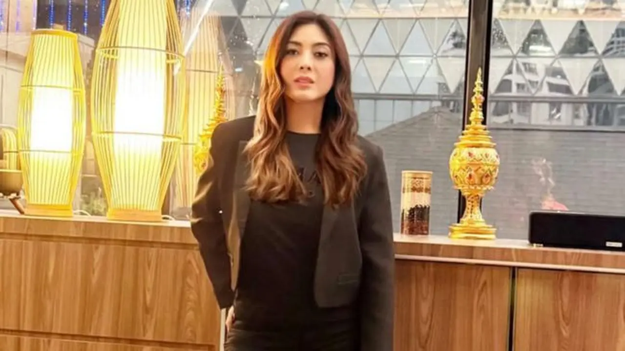 5 Potret Dhena Devanka dalam Balutan Outfit Serba Hitam, Elegan dan ...