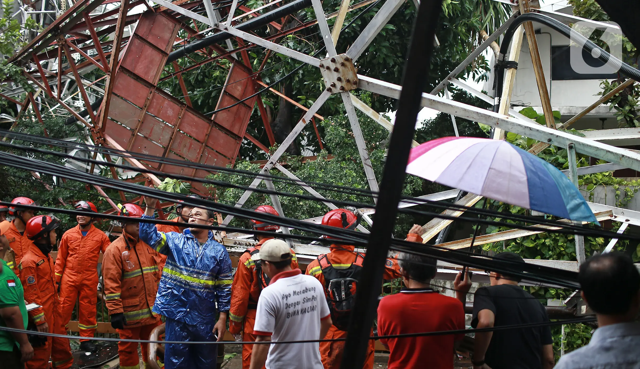 FOTO: Kondisi Menara BTS RRI yang Roboh di Radio Dalam - Foto Liputan6.com