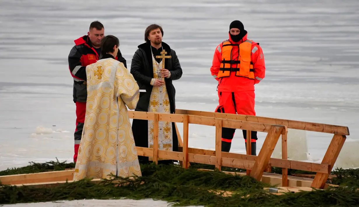 Rayakan Epiphany, Penganut Kristen Ortodoks Rusia Berendam dalam Air Es ...
