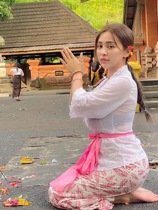 7 Potret Cupi Cupita Jalani Ritual Melukat di Bali, Penuh Khidmat