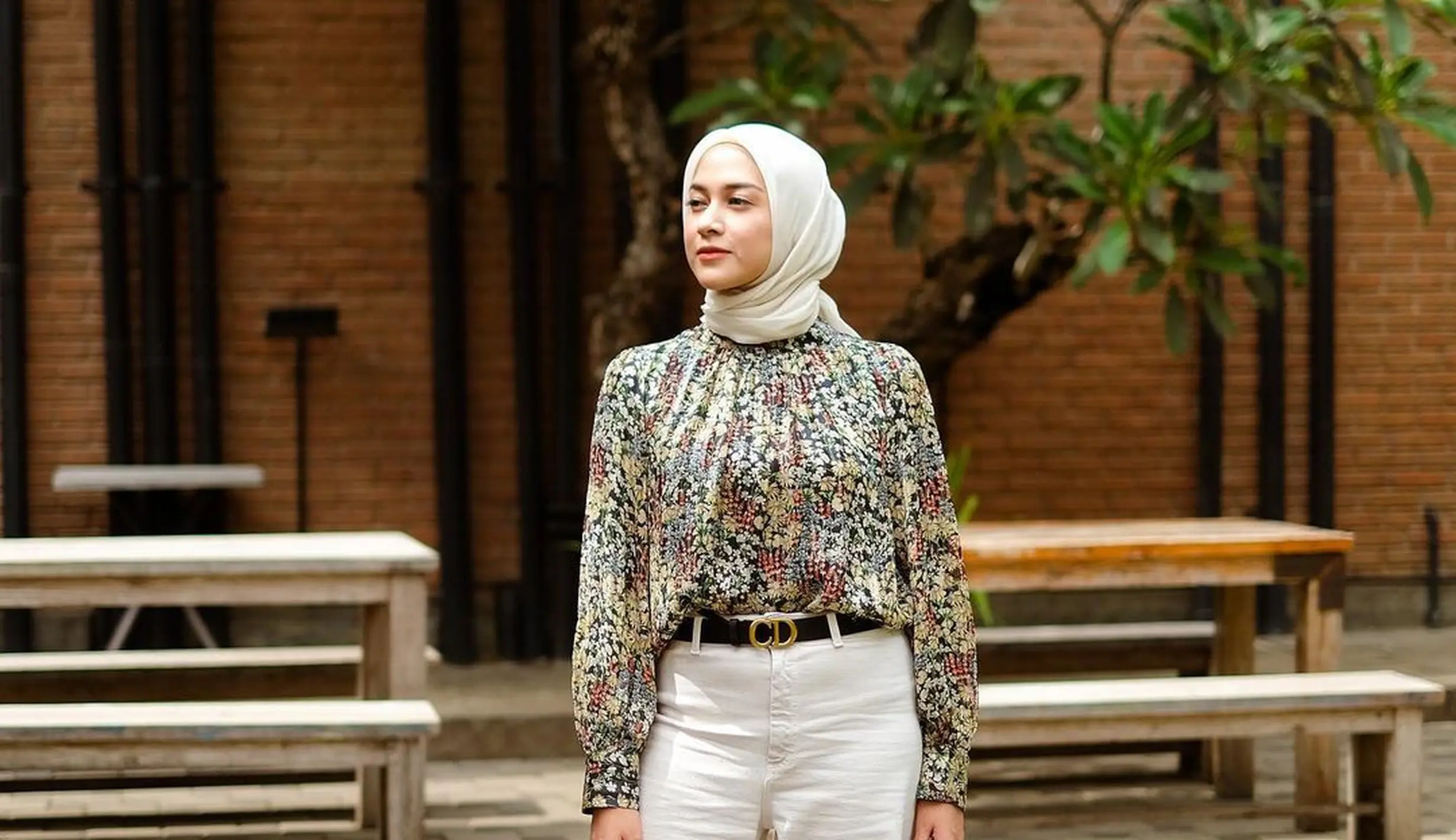 10 Ide OOTD Hijab dengan Celana Putih dari Citra Kirana hingga Cut Syifa - Photo Fimela.com
