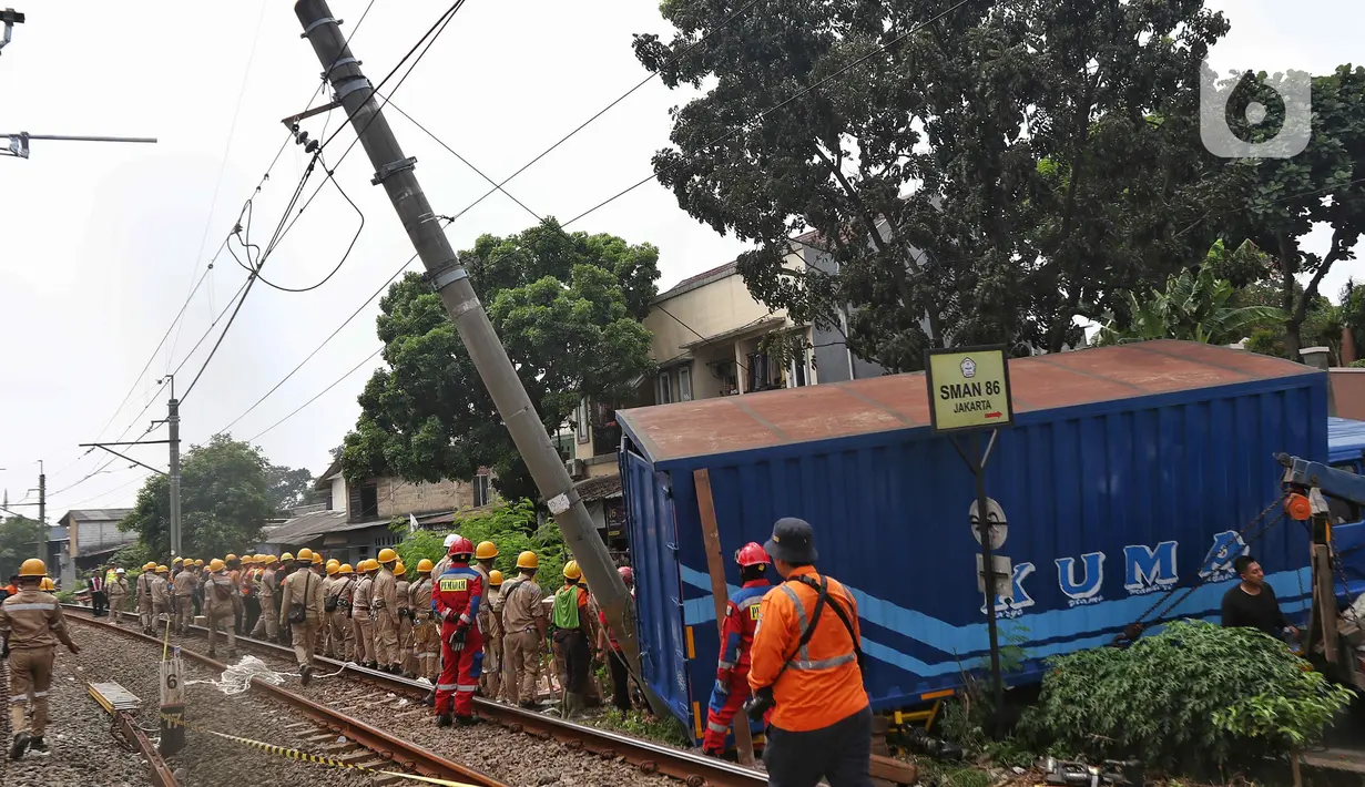 Imbas Truk Tabrak Tiang LAA, Perjalanan Kereta Pondok Ranji-Kebayoran Terhambat - Foto Liputan6.com