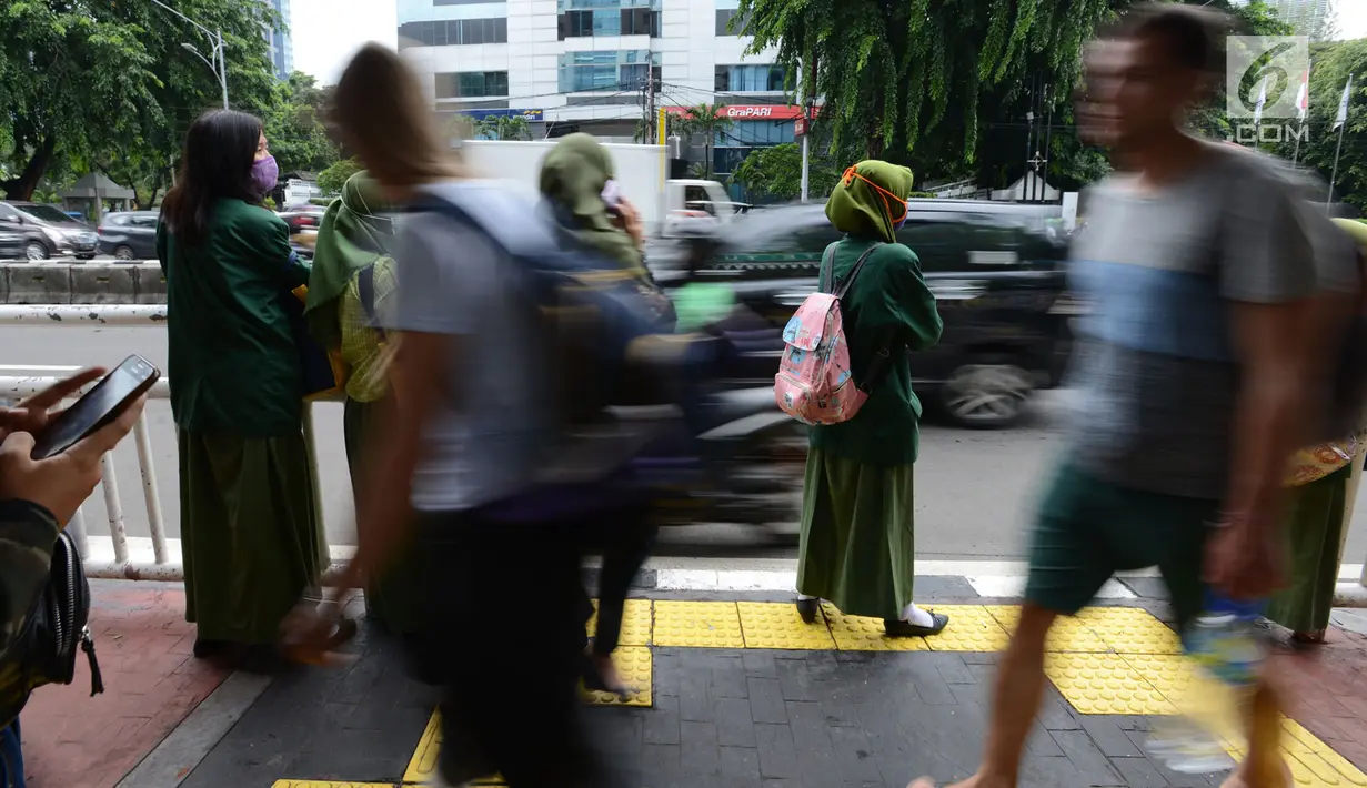 FOTO: Hari Pejalan Kaki Nasional, Aktivis Tabur Bunga di Tugu Tani - Foto Liputan6.com