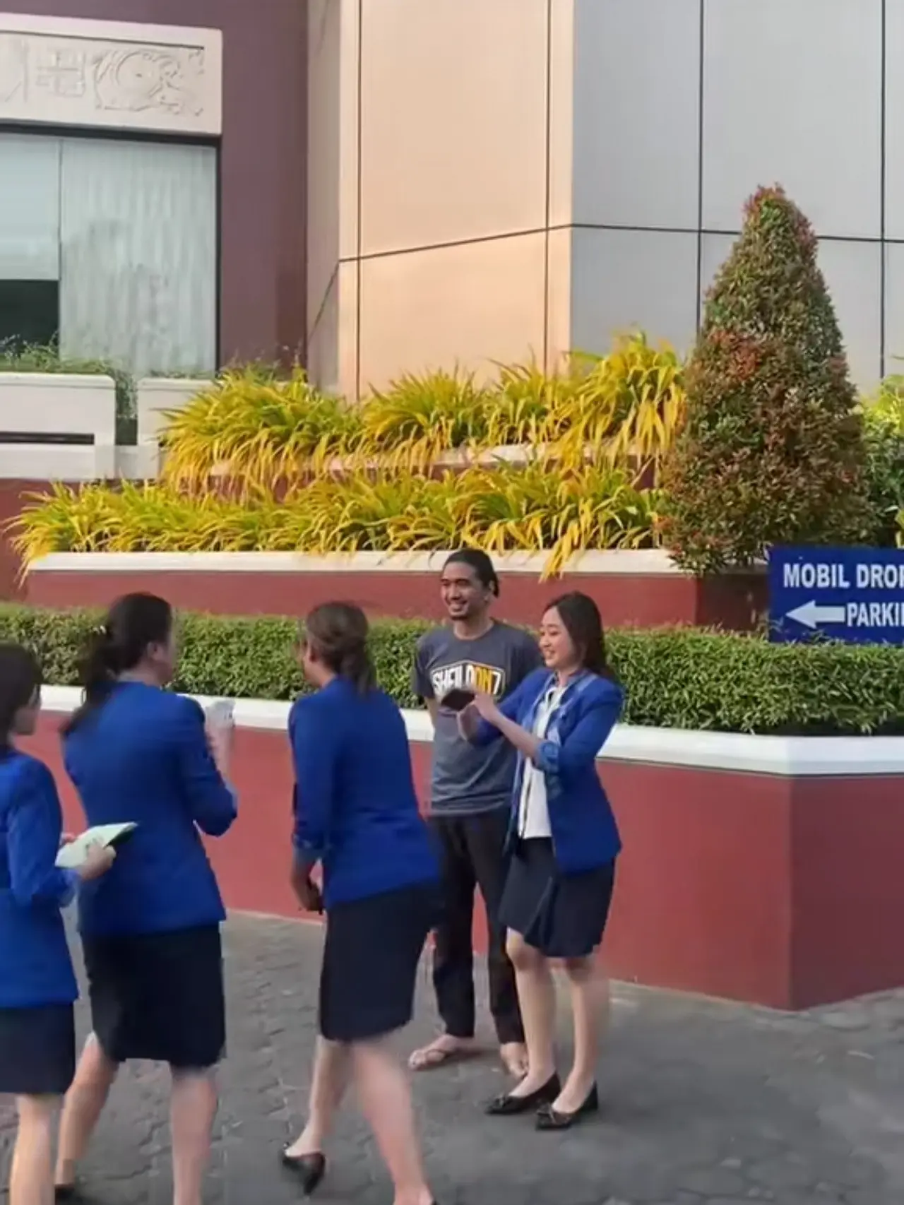 7 Potret Duta Sheila On 7 ke Bank Pakai Sandal Jepit Diajak Foto, Gesturnya Dipuji - Hot ...