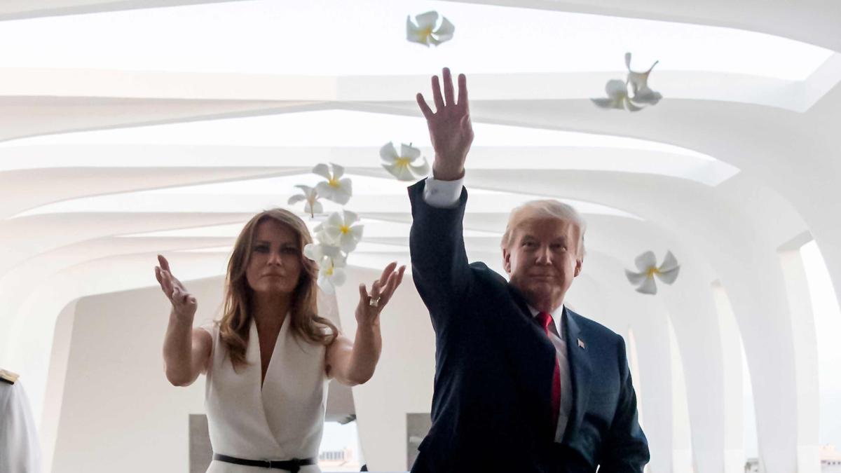 PHOTO: Kunjungi Pearl Harbor Memorial, Donald Trump dan Melania Tabur ...