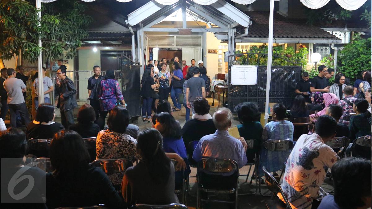 Suasana Rumah Duka Mike Mohede di Bintaro - Foto Liputan6.com