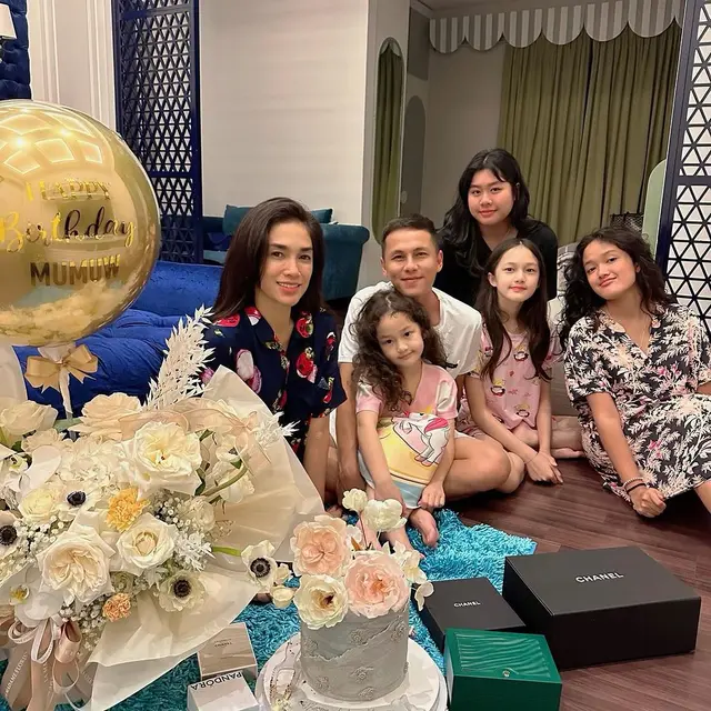 6 Potret Ussy Sulistiawaty Rayakan Ulang Tahun ke-42, Banjir Kado dan Kartu Ucapan - Hot ...