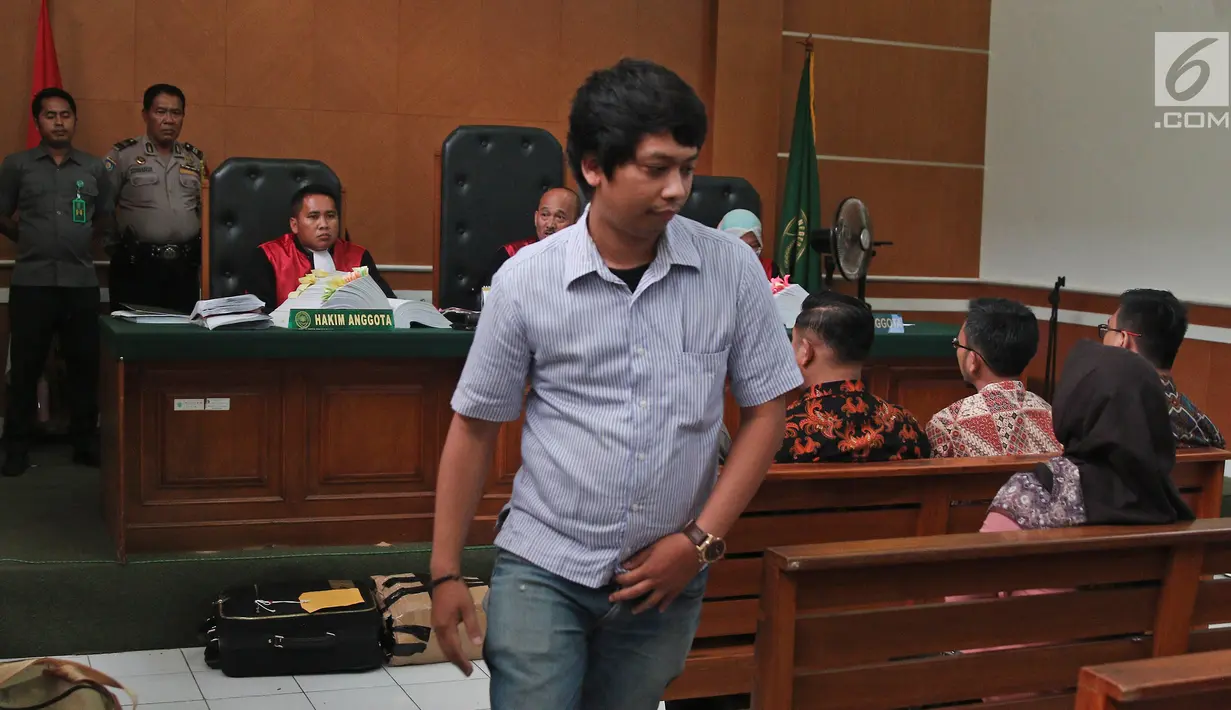 FOTO: Menolak Jadi Saksi, Adik Kandung Bos First Travel Tinggalkan Ruang Sidang - Foto Liputan6.com