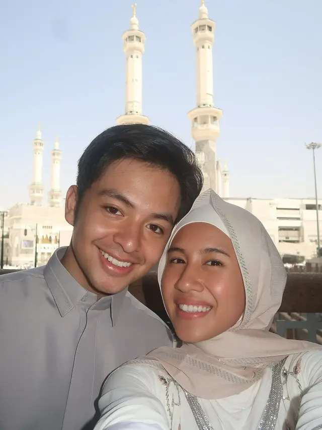 7 Potret Angga Yunanda dan Shenina Lebaran di Tanah Suci, Tampil Serasi ...