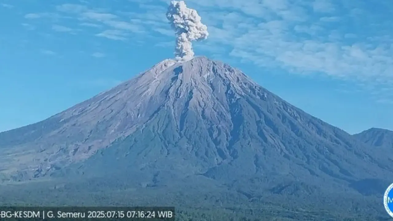 Gunung Semeru Erupsi Lima Kali Rabu Pagi 23 Juli 2025 dengan Tinggi Letusan 1.000 Meter, Status ...