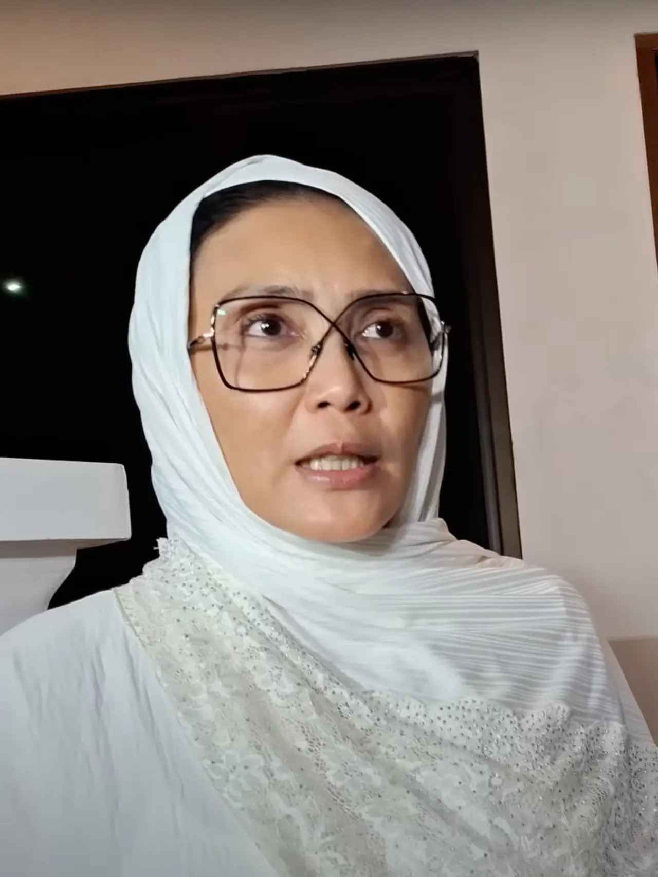 Rieke Diah Pitaloka Tabur Bunga di Makam Mat Solar: Usia Boleh Berakhir, Persahabatan Tak Kenal ...