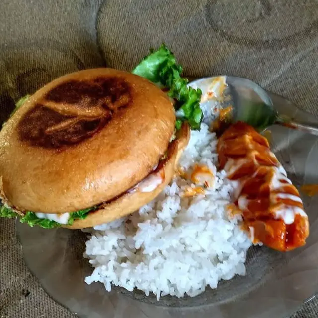 6 Potret Absurd Makan Roti Pakai Nasi Ini Bikin Geleng Kepala - Hot ...