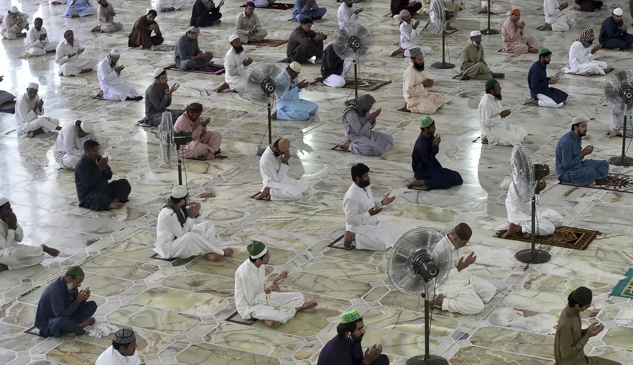 FOTO: Penerapan Physical Distancing Saat Salat Berjemaah di Pakistan ...
