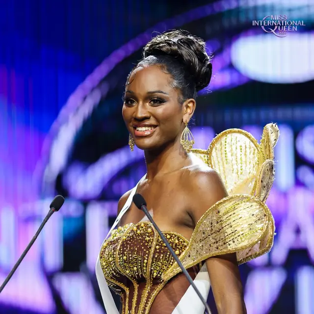 Pelukan Hangat Wakil Indonesia untuk Miss International Queen 2025 yang ...