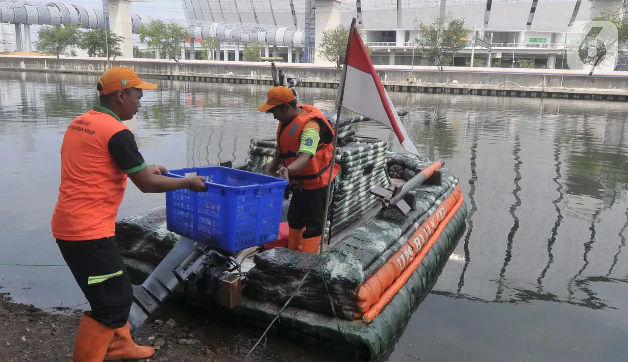 Pemanfaatan Botol Plastik Bekas untuk Pembuatan Perahu Pembersih Sampah ...