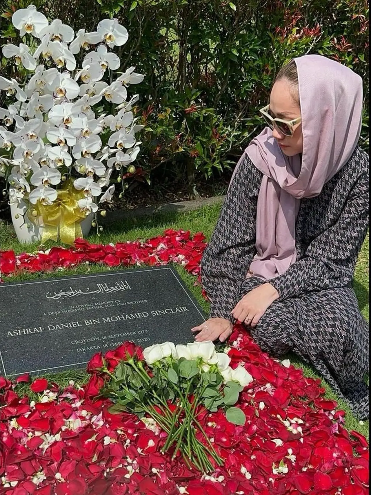 8 Potret BCL dan Noah Ziarah ke Makam Ashraf Sinclair, Tiko Aryawardhana Menemani - Hot Liputan6.com