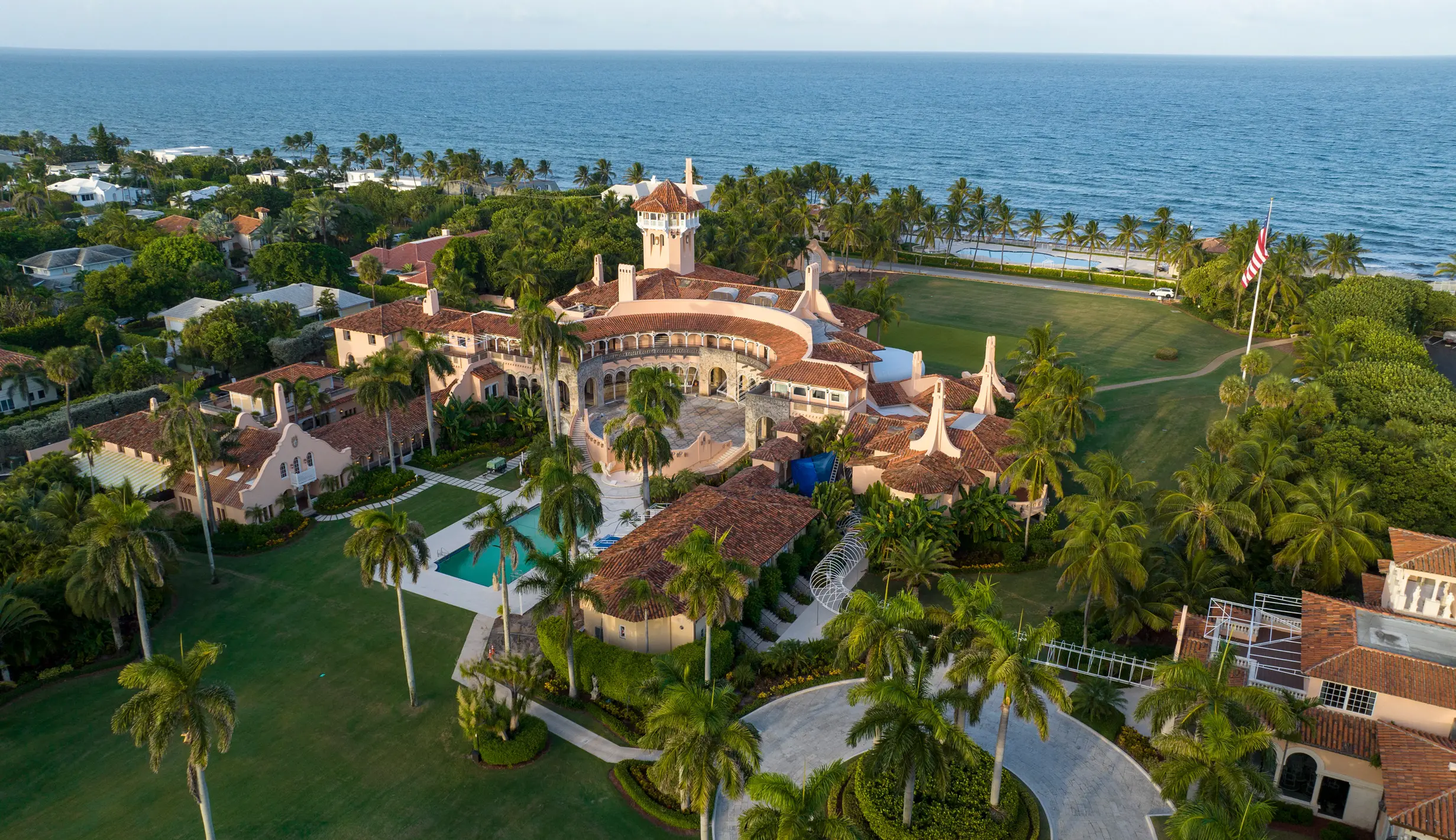 Pemandangan Rumah Mewah Donald Trump yang Digeledah FBI - Foto Liputan6.com