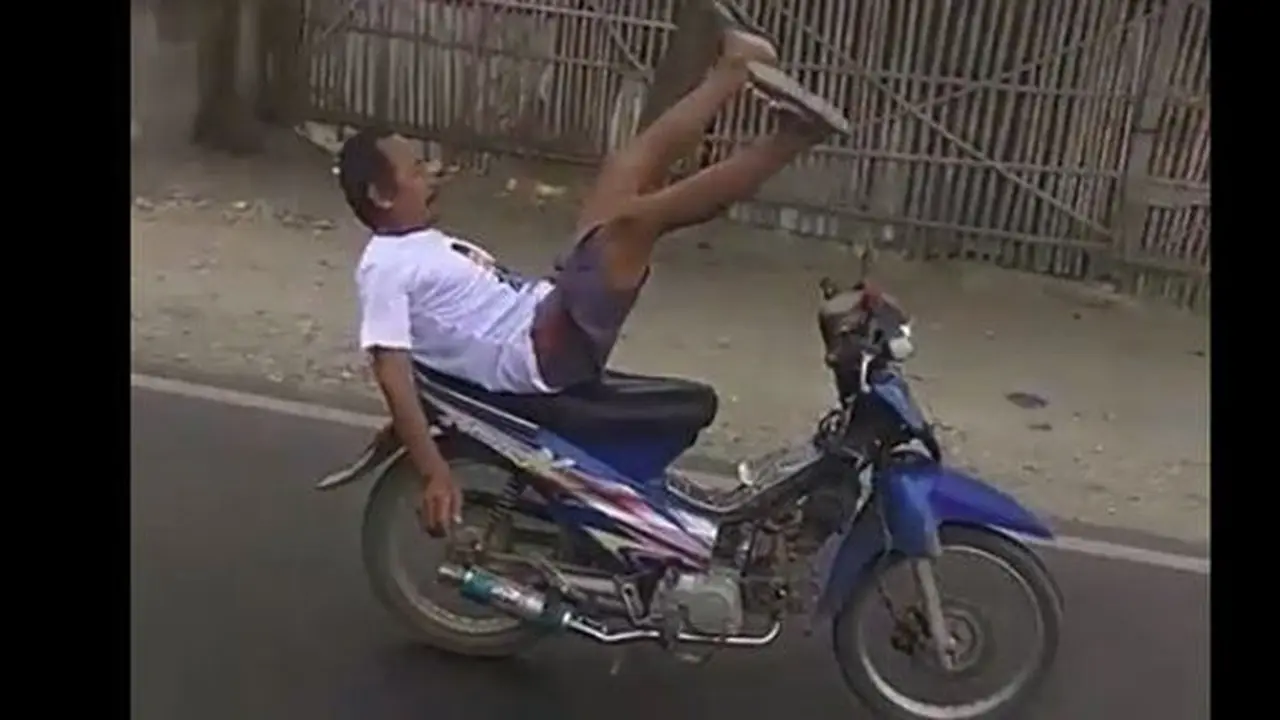 6 Tingkah Absurd Orang Naik Motor Lepas Stang Ini Ngeri, Jangan Ditiru - Hot Liputan6.com