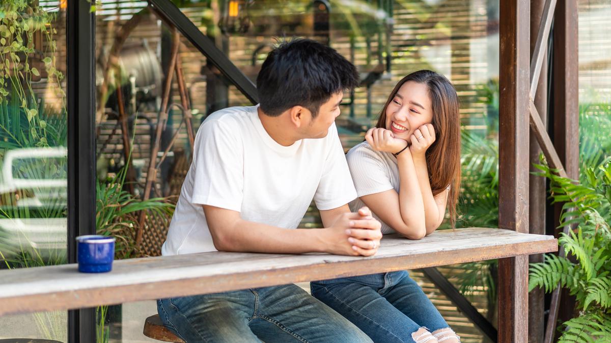 7 Tanda Pria Cemburu karena Cintanya Sangat Dalam Padamu - Relationship Fimela.com