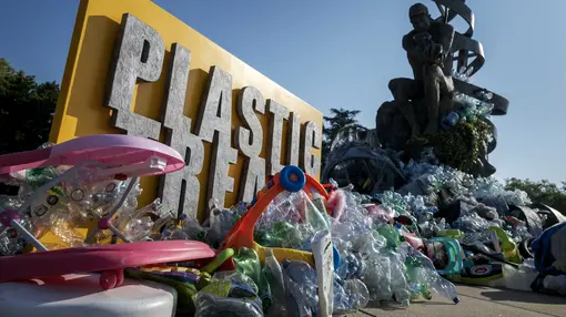 Vending Machine Plasticpay, Cara Baru Tukar Sampah Botol Plastik dengan ...