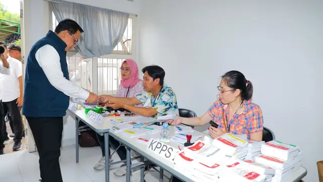 Coblos di TPS 37 Tegalsari Surabaya, Plh Gubernur Jatim Setir Sendiri ...