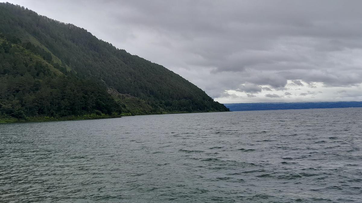 Melihat Keindahan Danau Toba dari Desa Meat