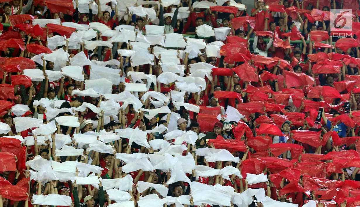 FOTO: Suporter Indonesia Merah-Putihkan Stadion Patriot Candrabhaga ...