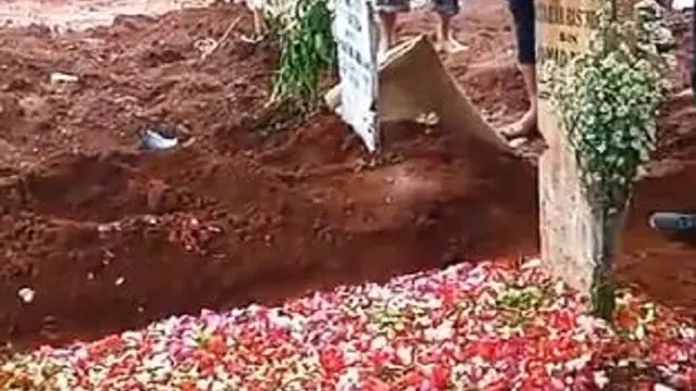 Jenazah Idang Rasjidi Dimakamkan di Tengah Rintik Hujan - ShowBiz ...